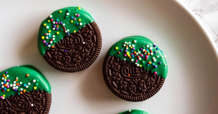 Chocolate-Dipped Oreos for St. Patrick's Day - Messy Momma Crafts