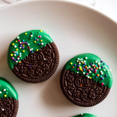 Chocolate-Dipped Oreos for St. Patrick's Day - Messy Momma Crafts